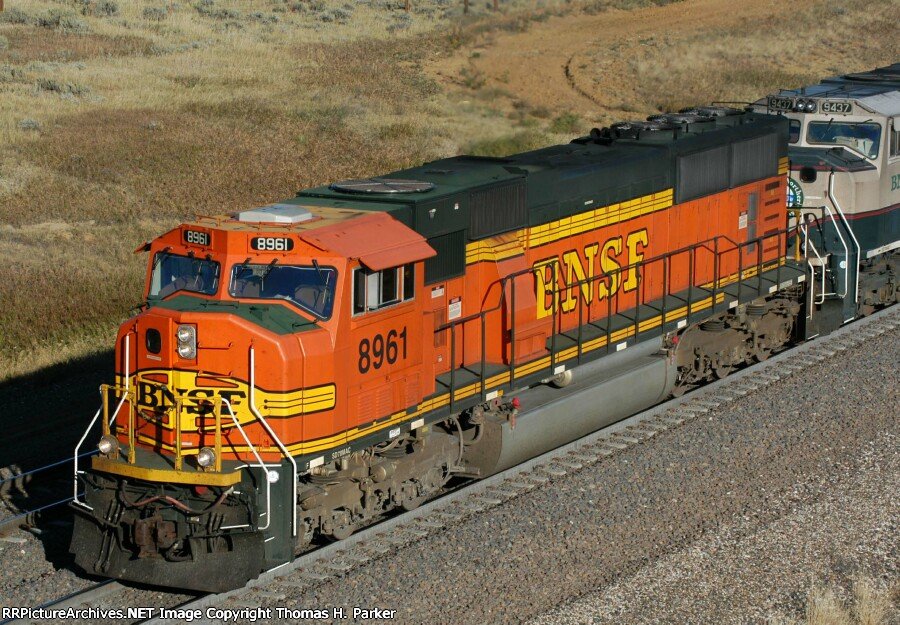 BNSF 8961 SD70MAC